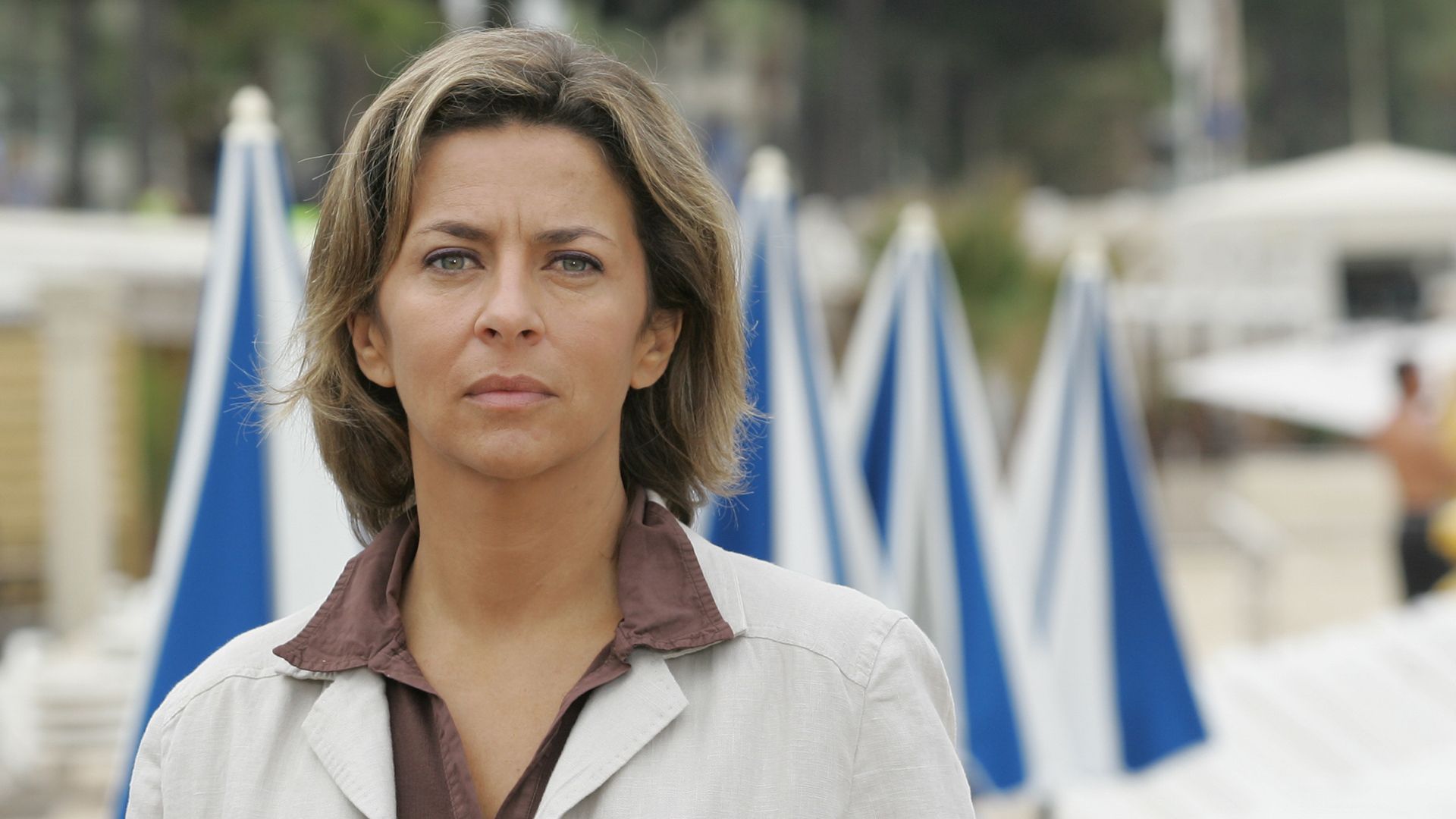 Une femme d'honneur - Saison 2 en streaming direct et replay sur CANAL+ ...