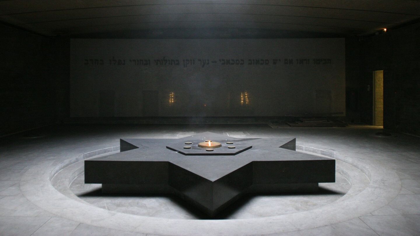 Visite d'Emmanuel Macron au mémorial de la Shoah, à Paris Streaming ...