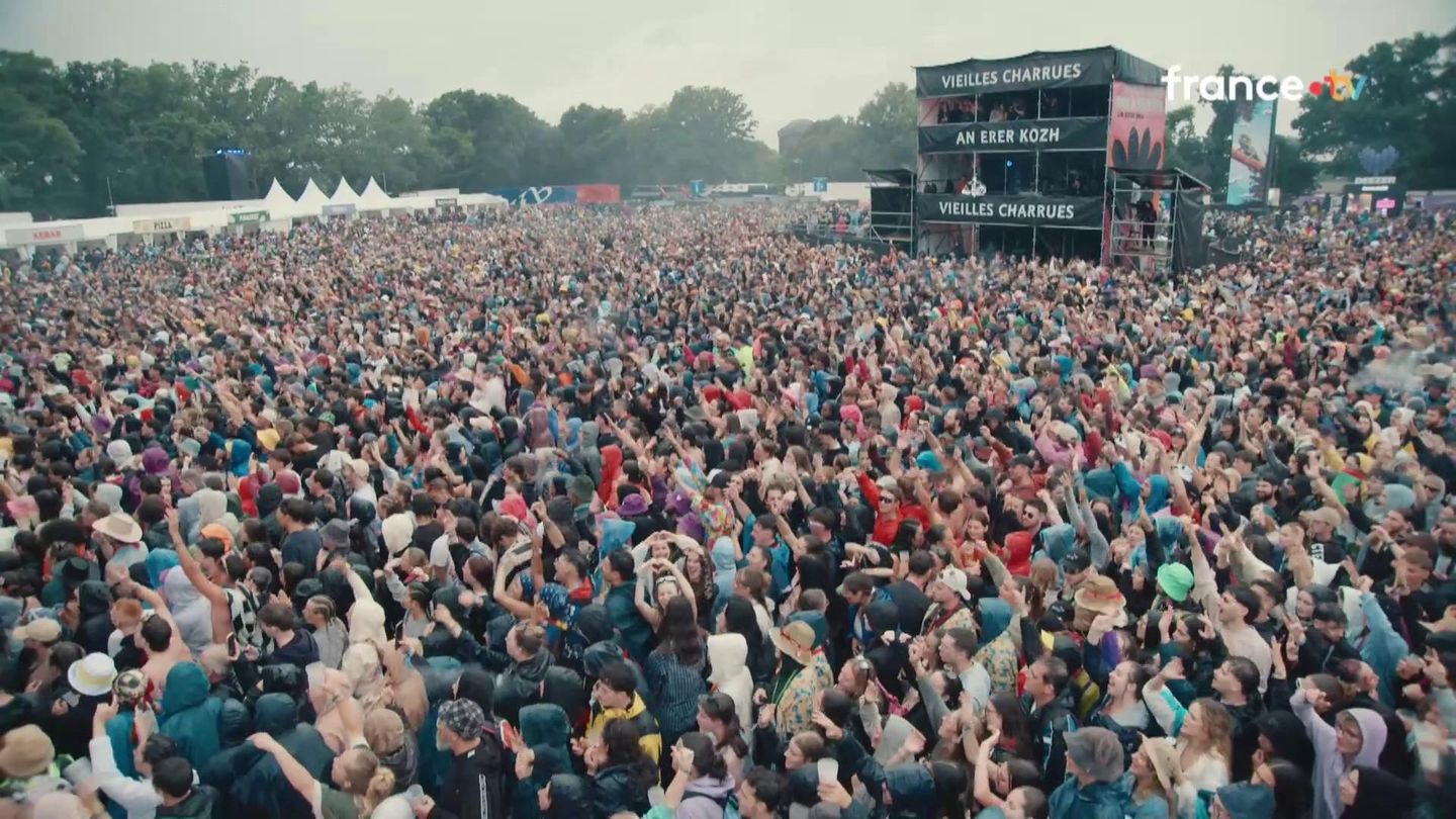 Adèle Castillon en concert aux Vieilles Charrues 2025 Streaming Concert ...